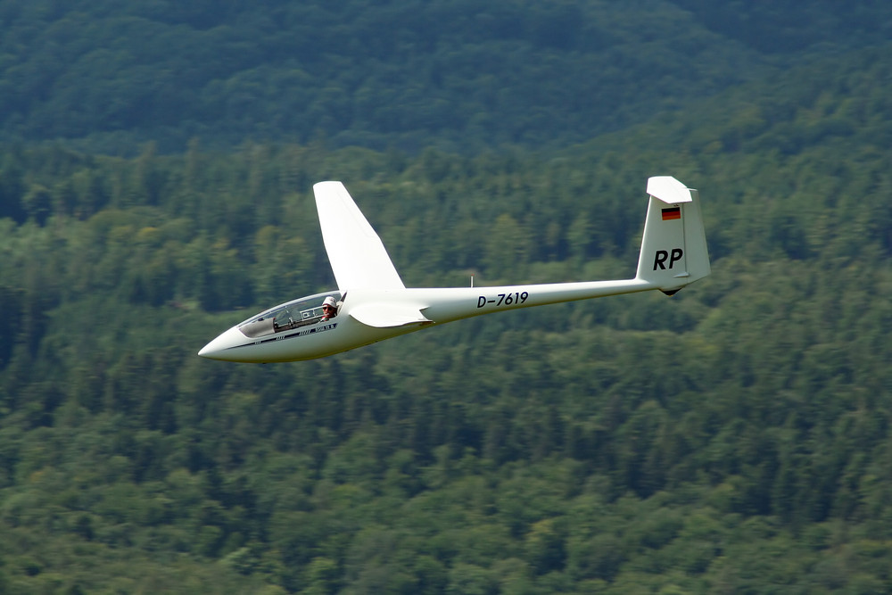 ASW 19 im Hochgeschwindigkeitsvorbeiflug Foto & Bild | luftfahrt ...