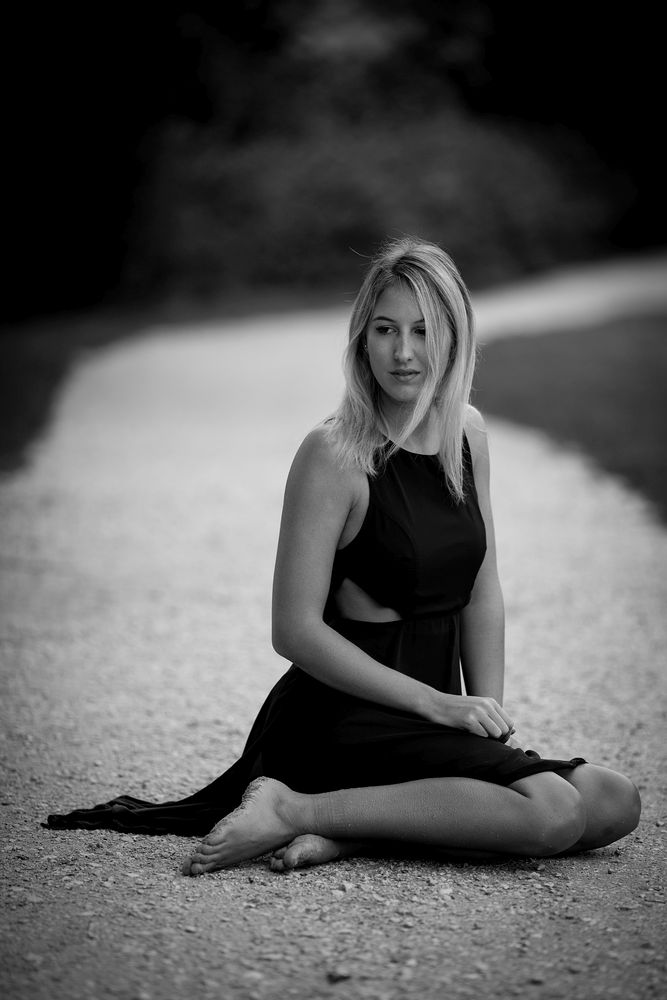 At the End of the Road Foto & Bild | portrait, portrait frauen, outdoor Bilder auf fotocommunity