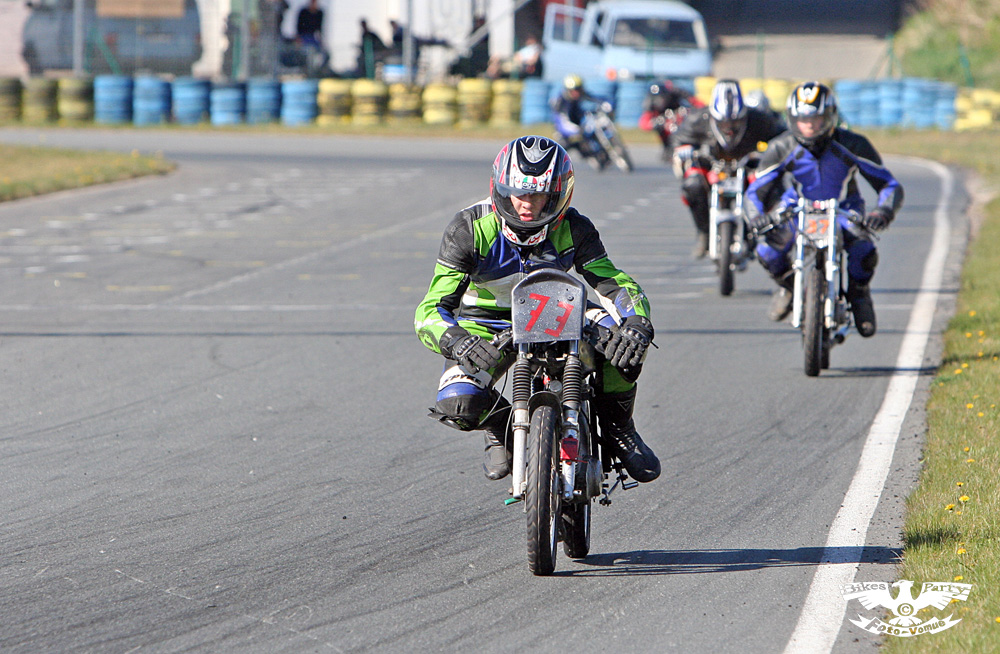 Auch mit 50 ccm Simson lassen sich richtige Rennen Fahren Foto & Bild ...