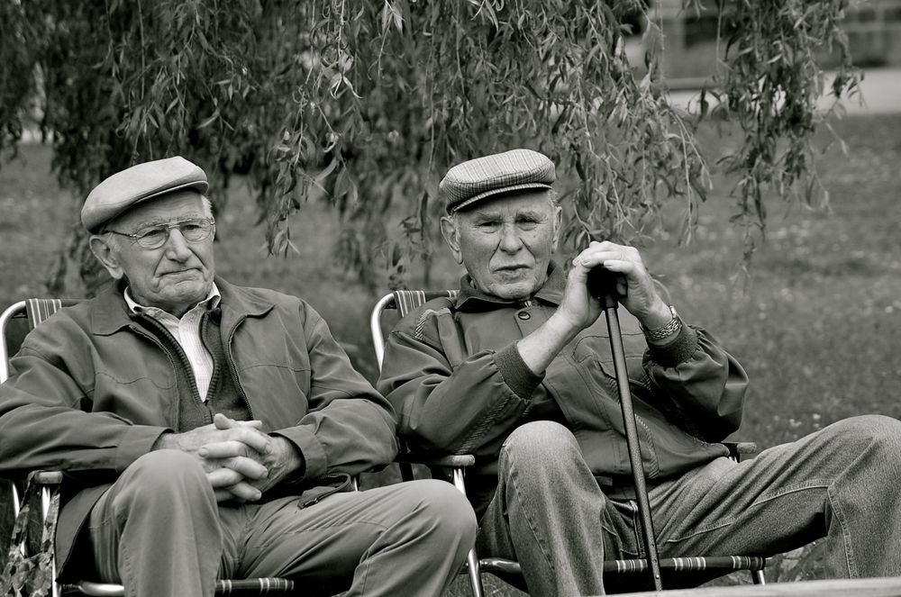 "Auf alte Freundschaft" Foto & Bild | erwachsene, menschen im alter ...