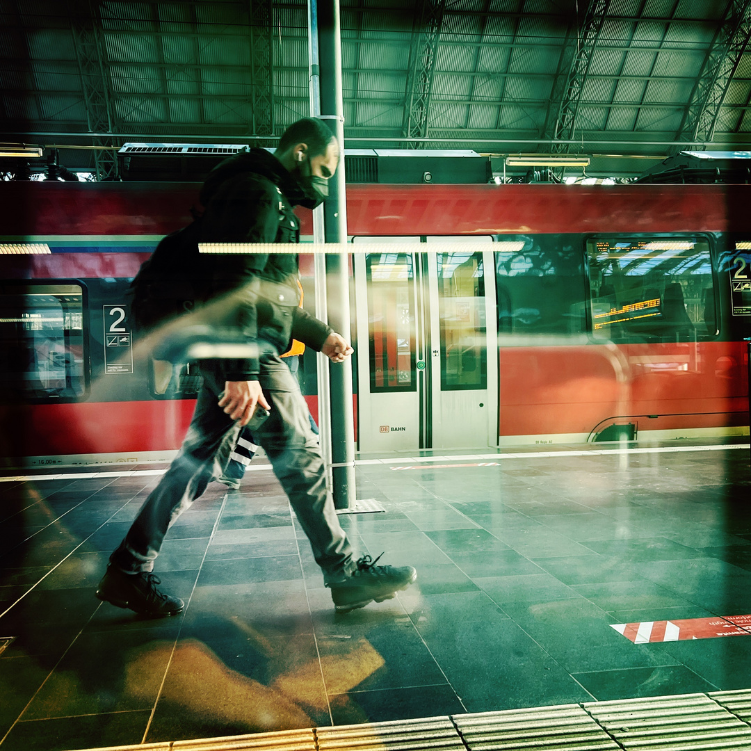 Auf dem Bahnhof Foto & Bild | kunstfotografie & kultur, street, fotos ...