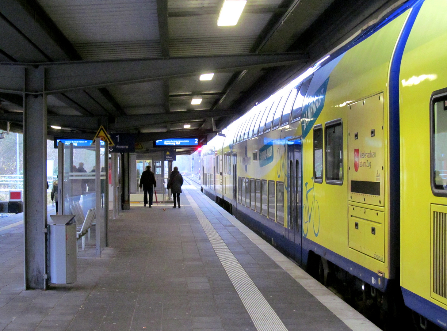 Auf dem Bahnhof in Stade .. Foto & Bild | dokumentation, outdoor ...