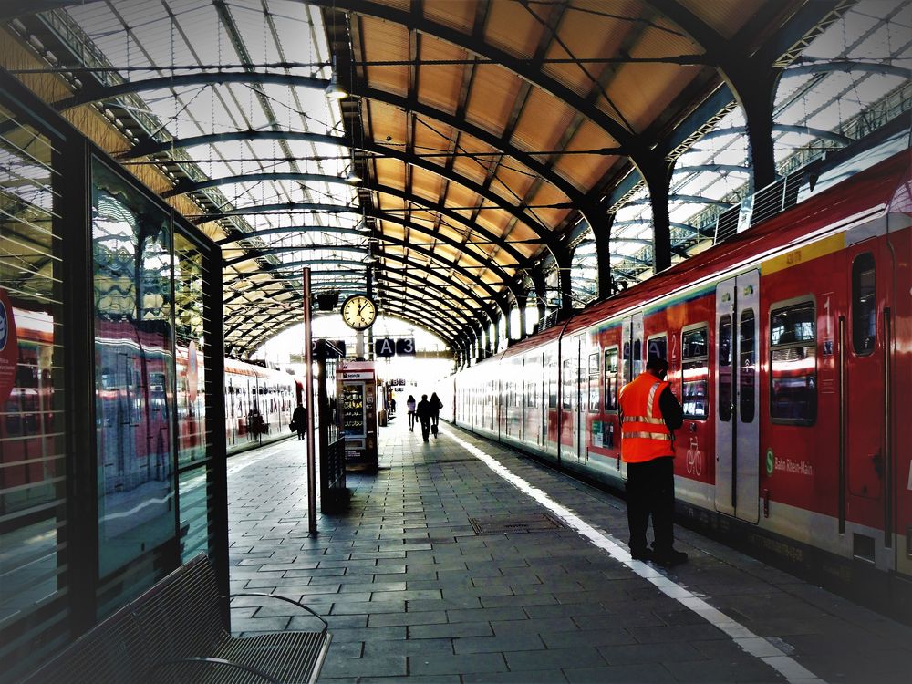 Auf dem Bahnsteig Foto & Bild | architektur, projekte, stadtlandschaft ...