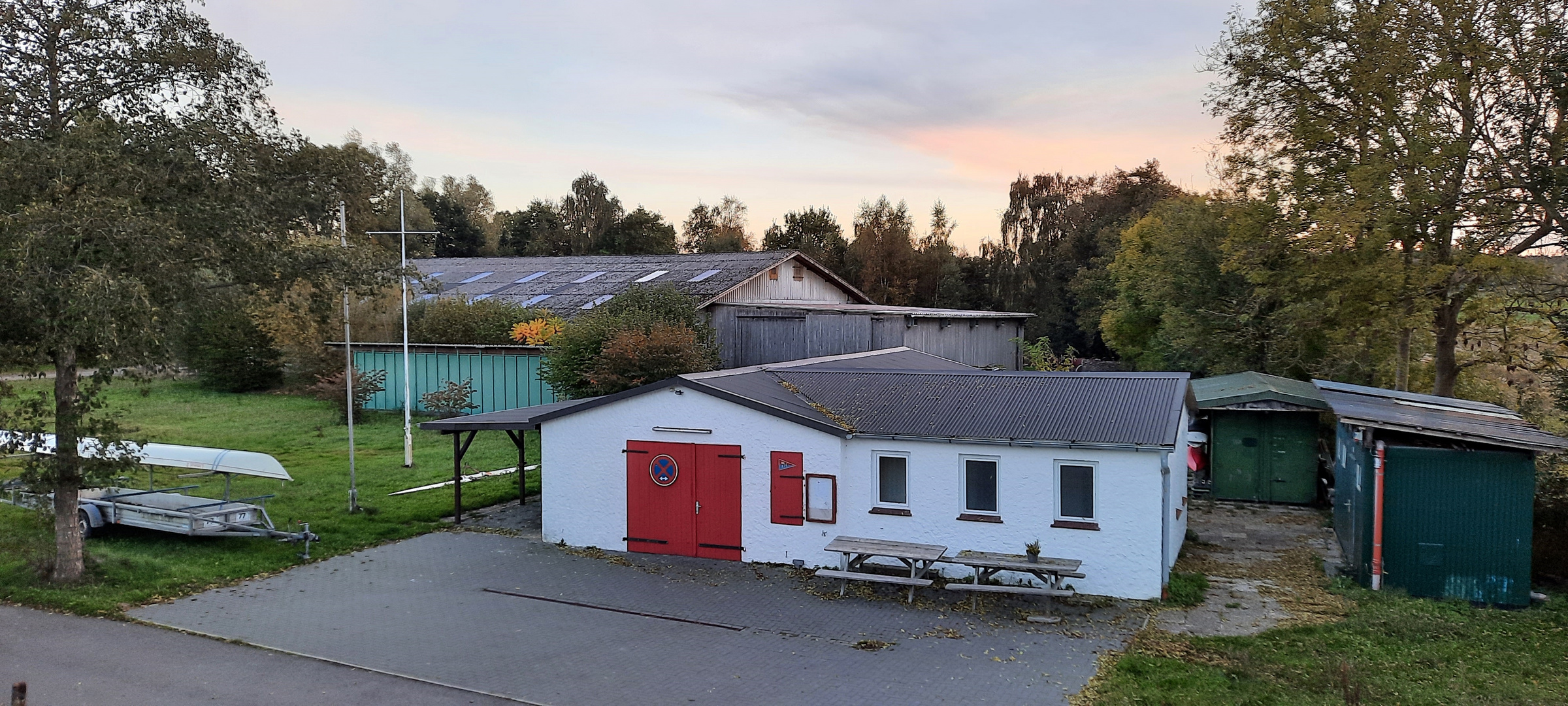 auf dem Deich am Bootshaus Foto & Bild | world, outdoor, bäume Bilder ...