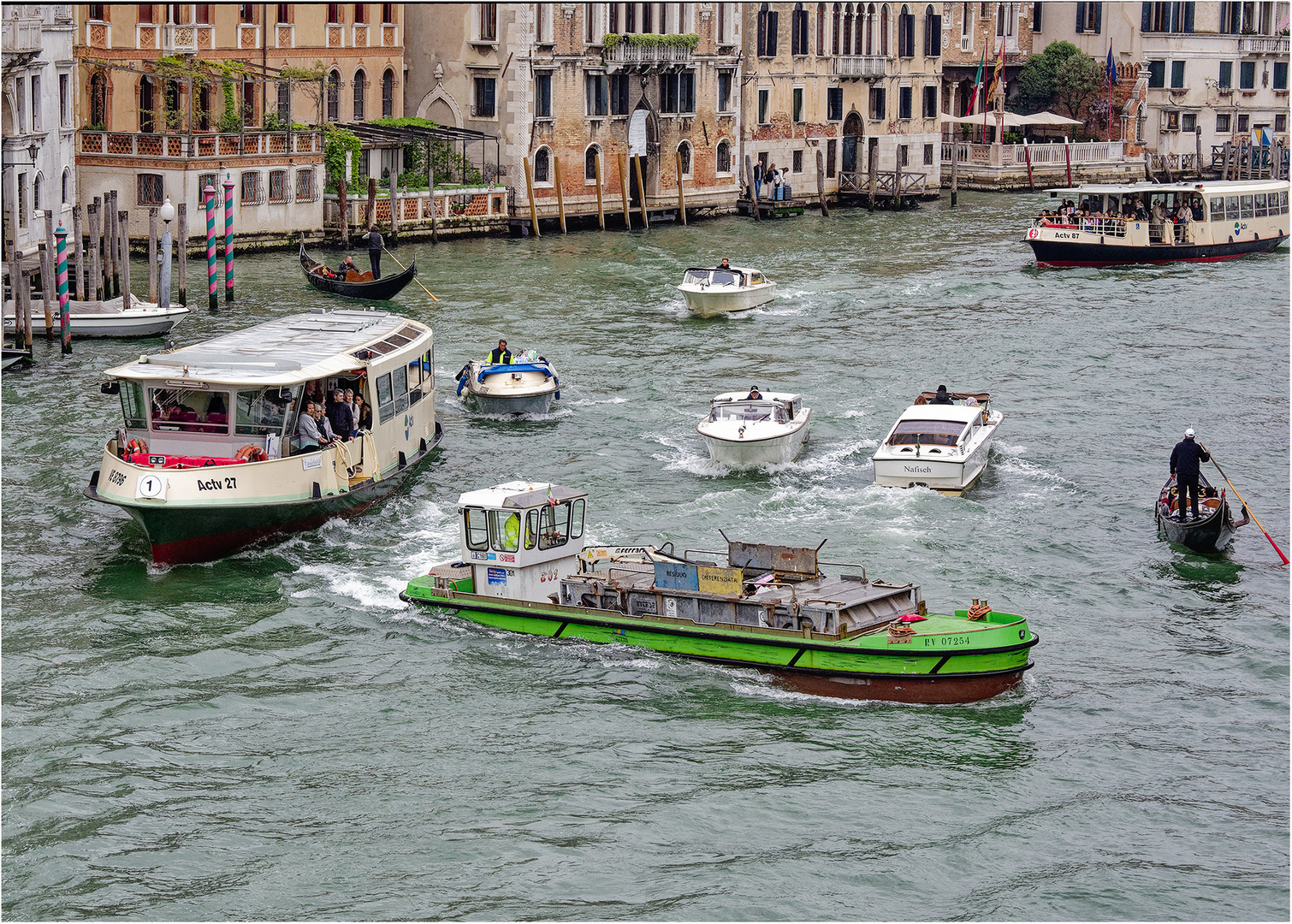 Auf dem Wasser ist bannig was los..... Foto & Bild | italy, street ...