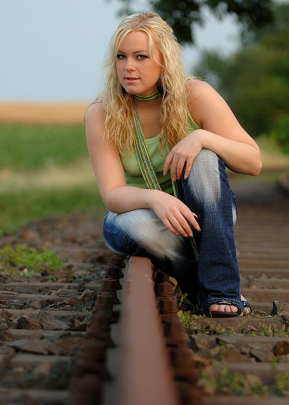 Auf den Gleisen Foto & Bild | portrait, portrait frauen, outdoor Bilder auf fotocommunity