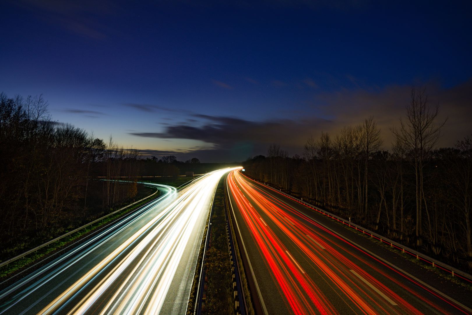 Auf der Autobahn Foto & Bild | architektur, straßen & brücken ...