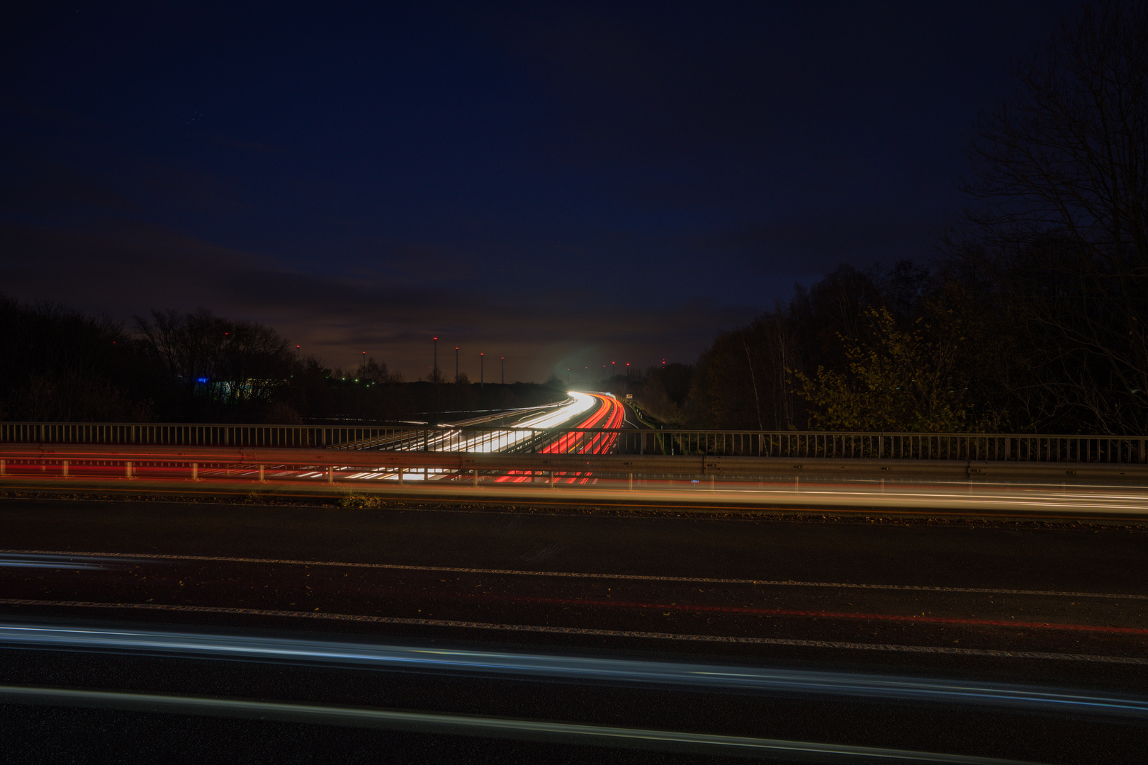 Auf der Autobahn Foto & Bild | architektur, straßen & brücken ...