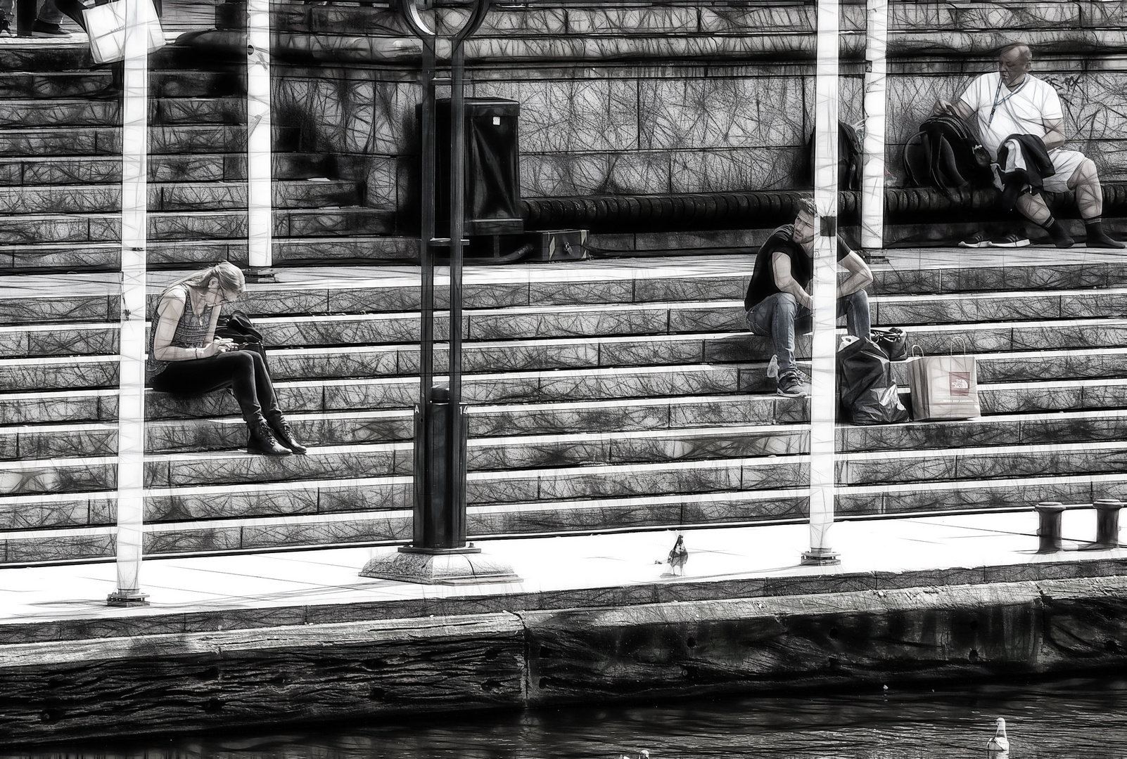 auf der treppe sitzend Foto & Bild | streetfotografie mit menschen, fotokunst, monochrome fine ...