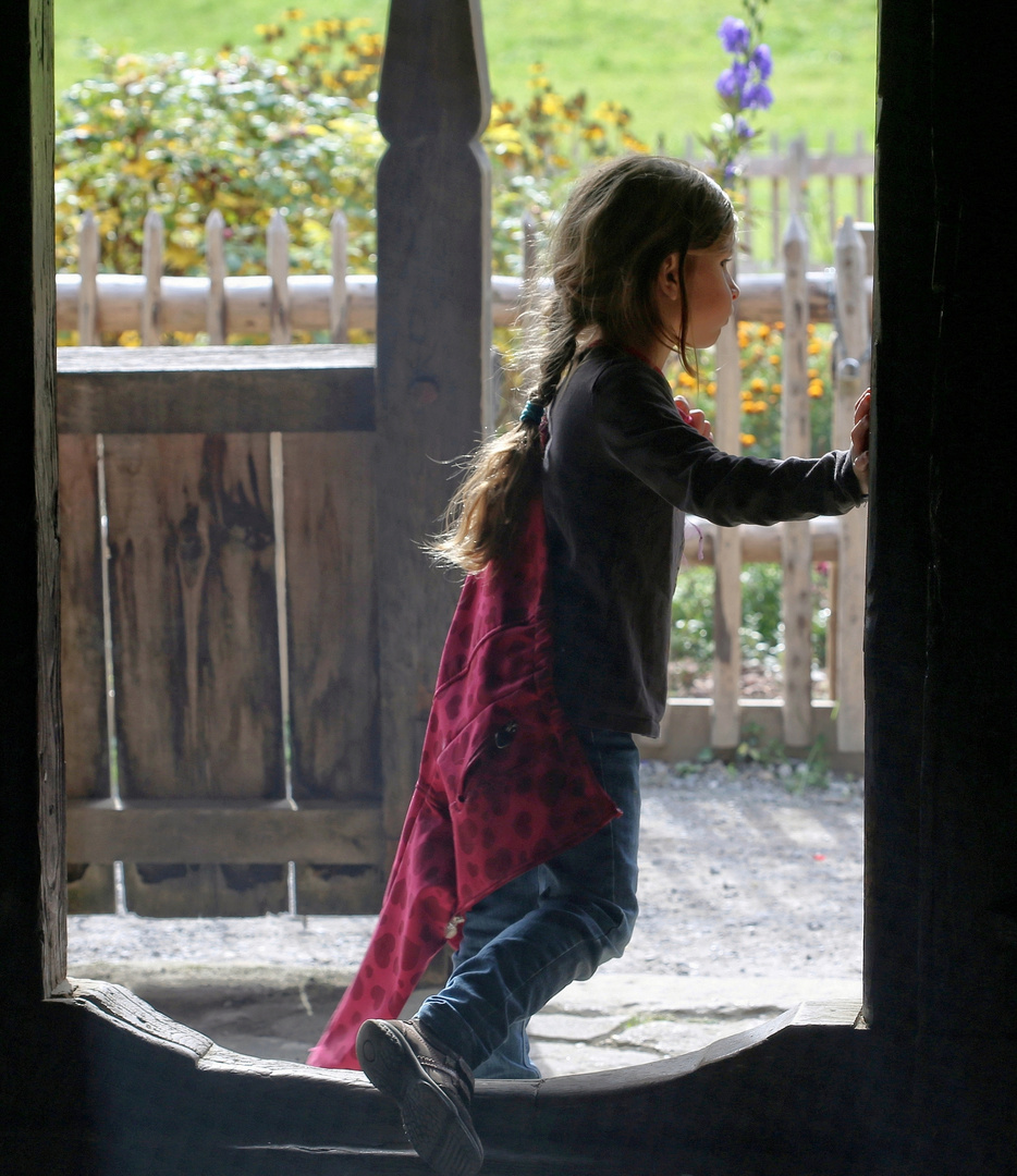 Auf der Türschwelle Foto & Bild | kinder, kinder im schulalter ...