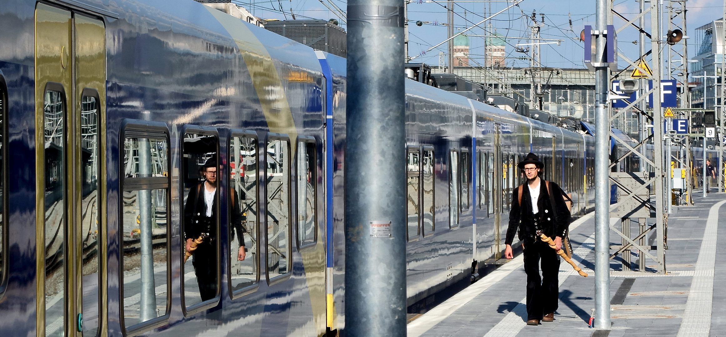 Auf der Walz Foto & Bild | bahnhof, bahnsteig, menschen Bilder auf ...