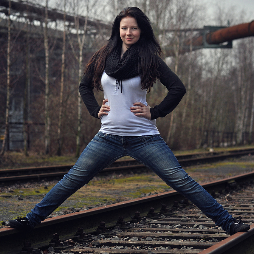 Auf Schienen Foto & Bild | portrait, portrait frauen, outdoor Bilder ...