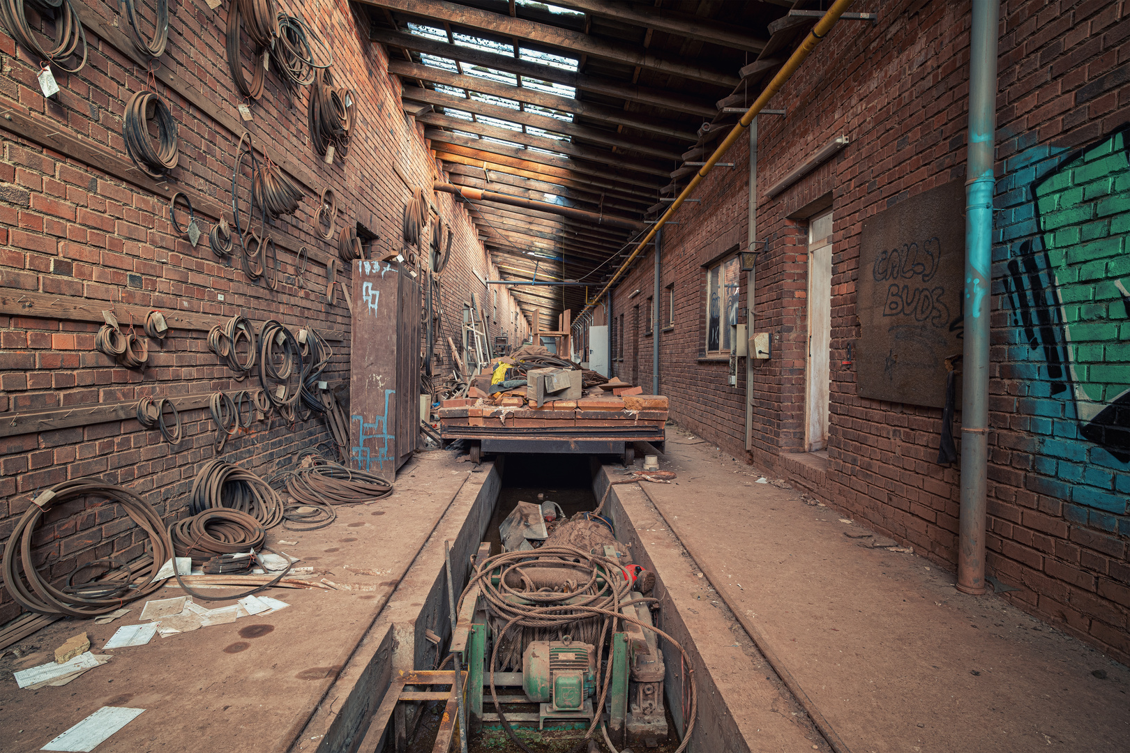 auf Schienen unterwegs Foto & Bild | architektur, marodes, lost places ...