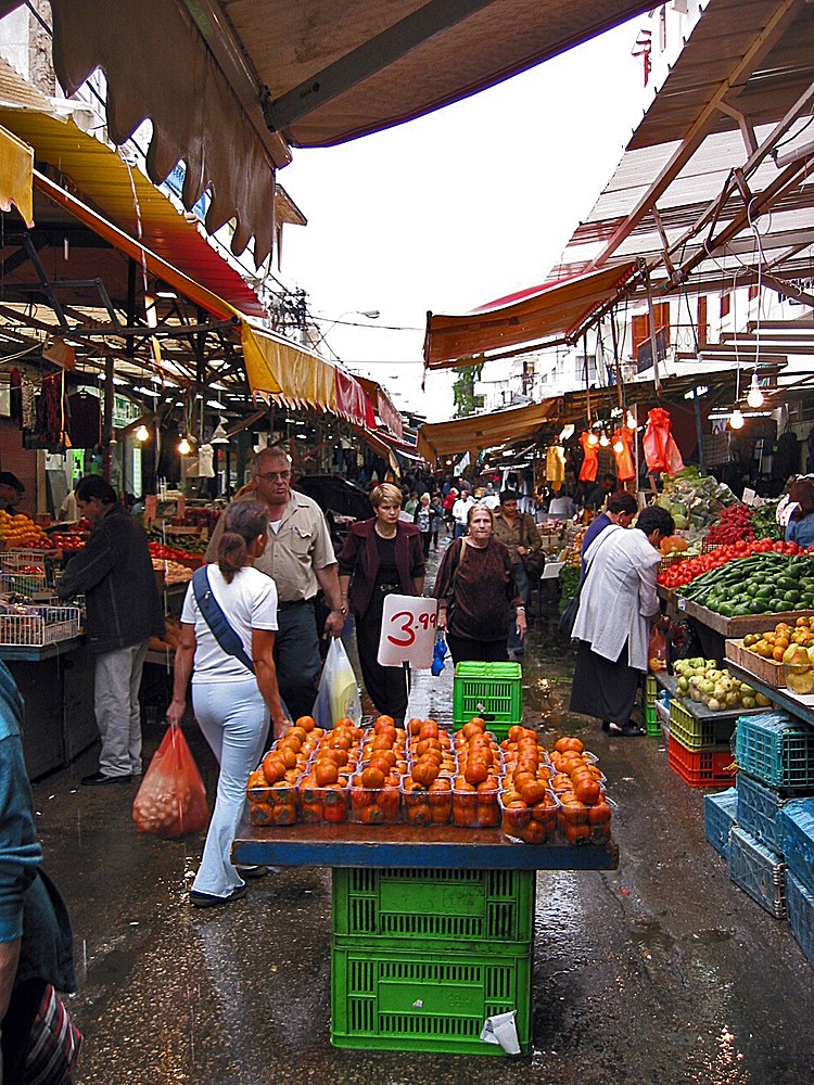 auf so einem basar kann man die interressantesten dinge entdecken Foto ...
