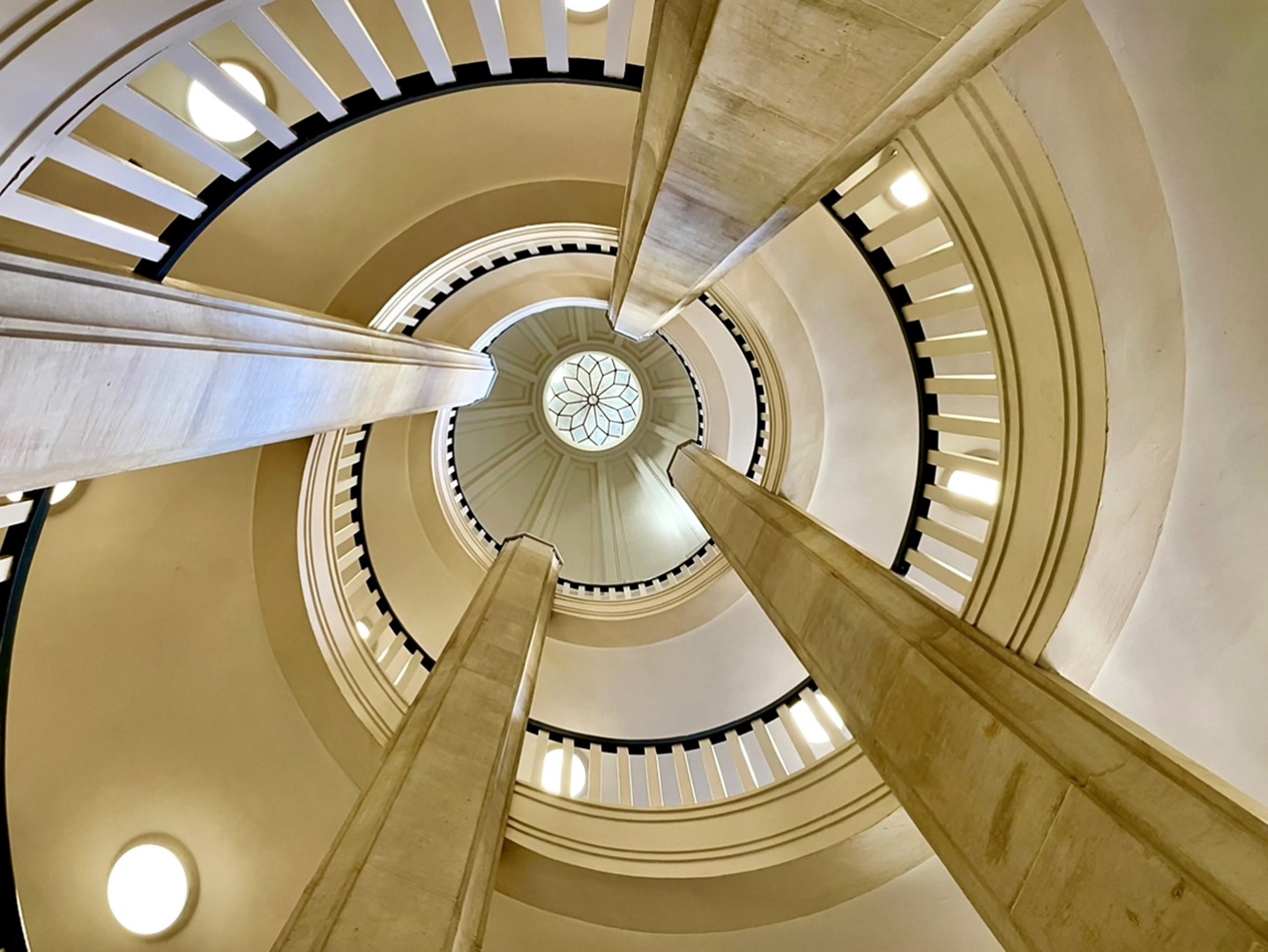 Aufgang zum MV-Landtag Foto & Bild | architektur, treppen und ...