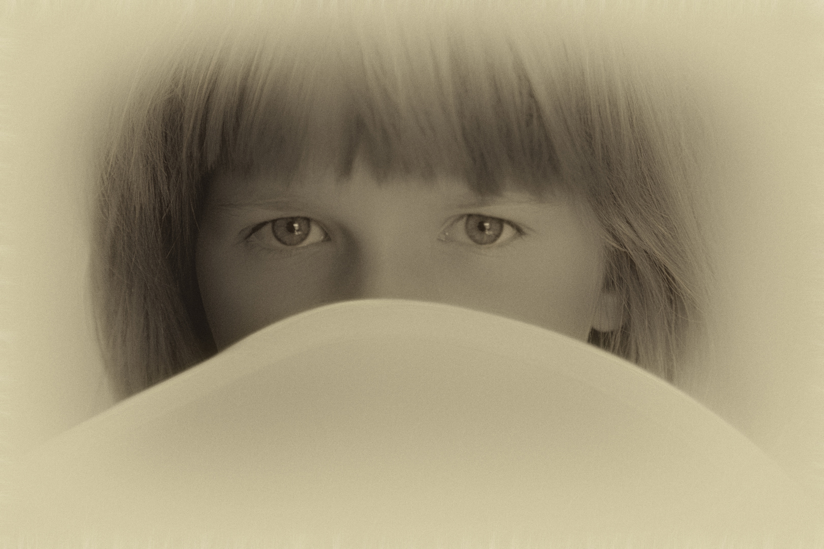 aufmerksam Foto & Bild | kinder, monochrom, bearbeitungs - techniken Bilder auf fotocommunity