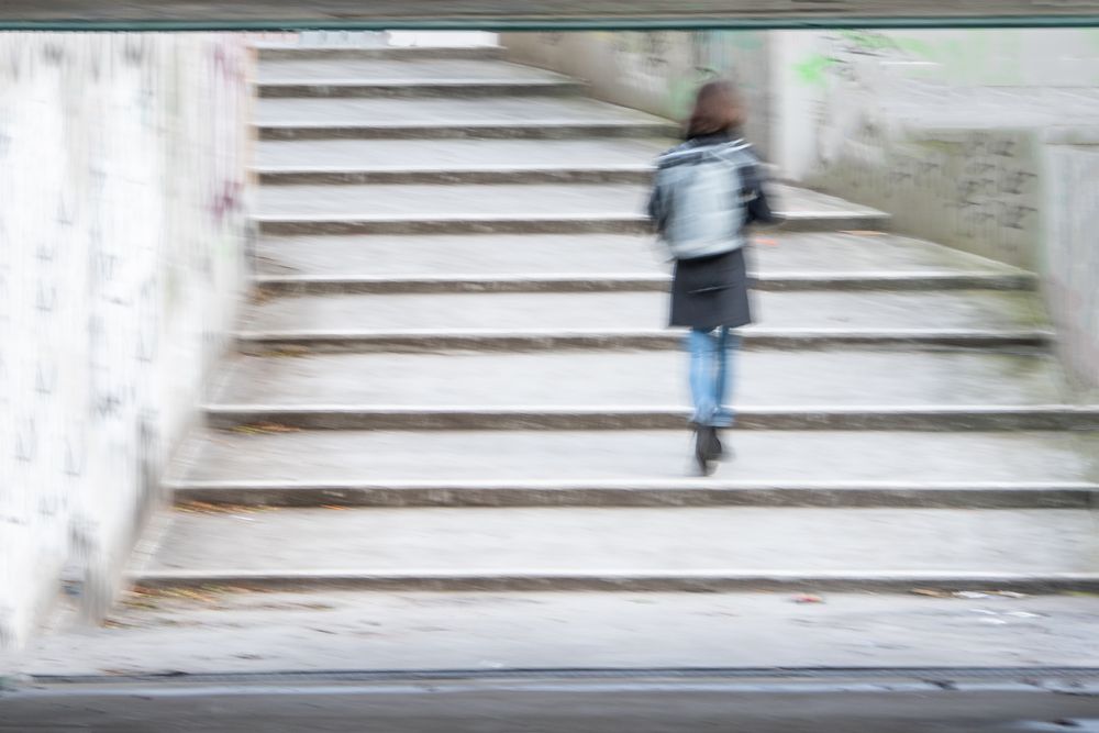 Aufwärts (Stufen) Foto & Bild | erwachsene menschen, streetfotografie mit menschen, straßenfotos ...