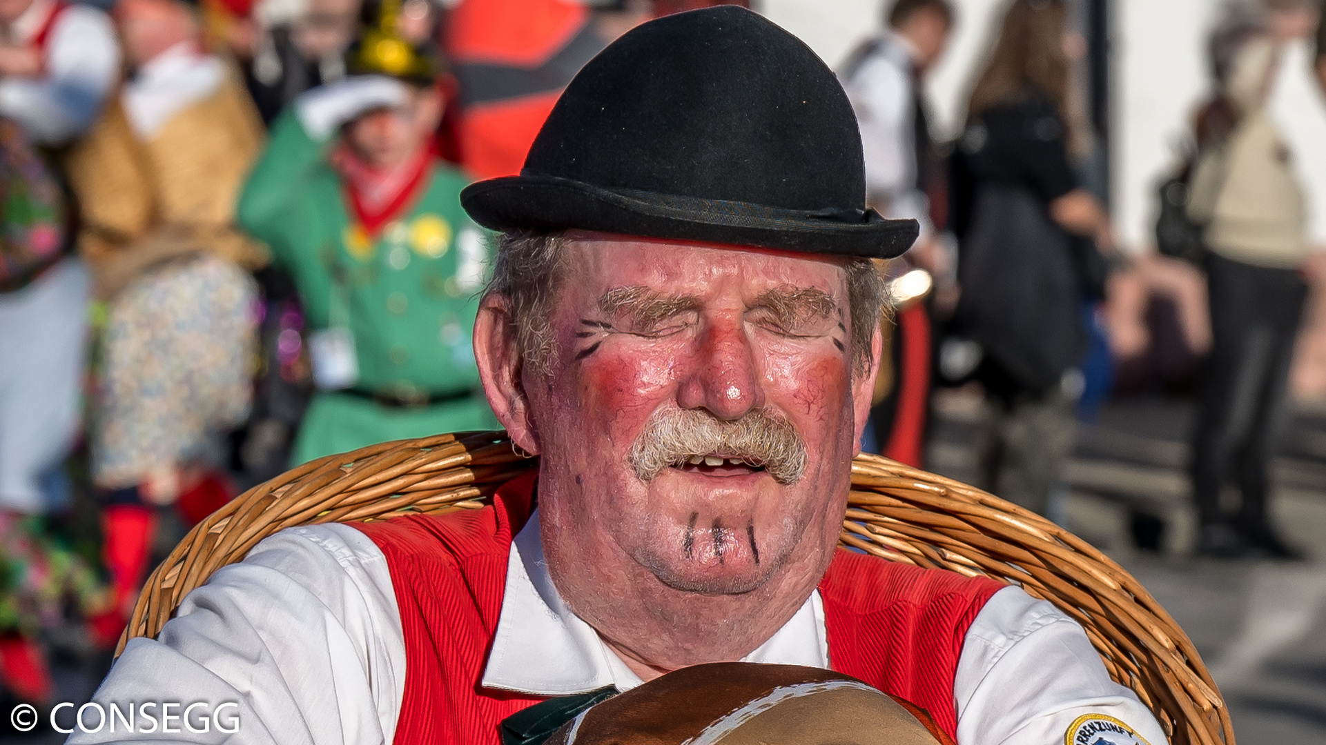 Augen zu und durch Foto & Bild | streetfotografie mit menschen, street ...