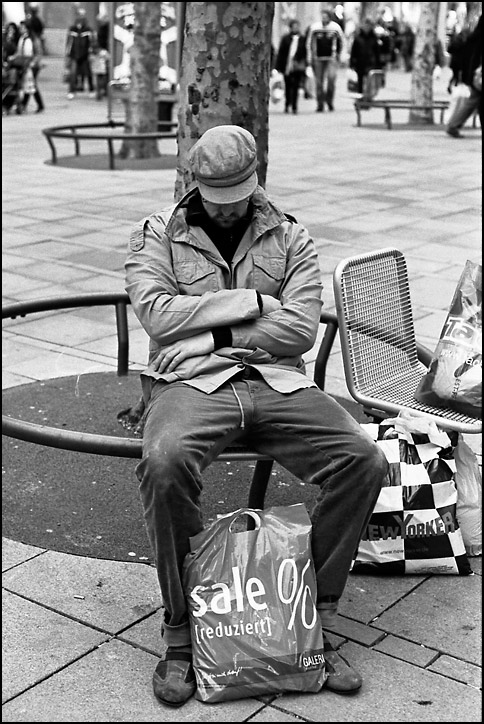 Aus "Der öffentliche Schlaf" #19 Foto & Bild | erwachsene menschen, alltagsereignisse, menschen ...