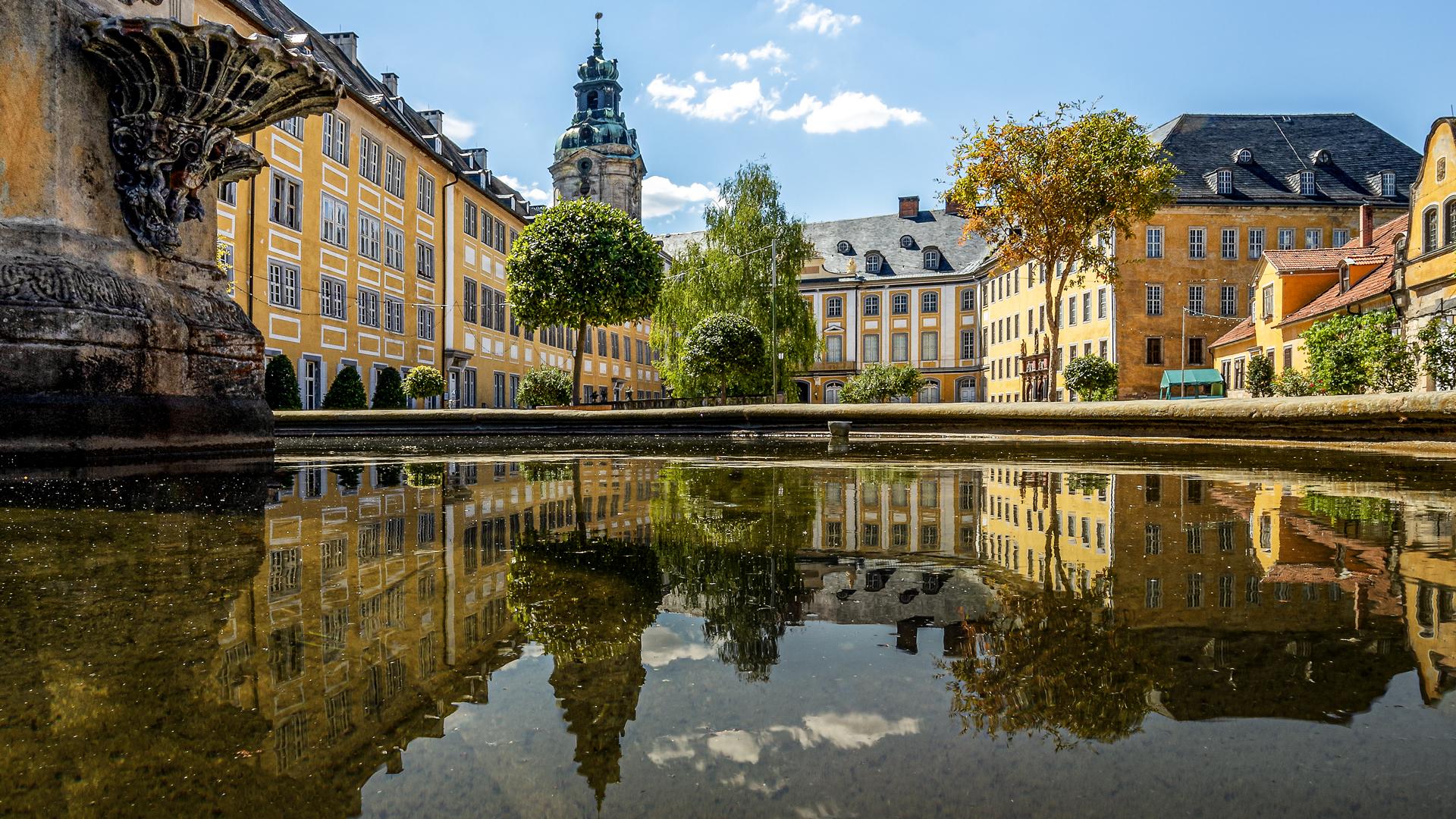 Aus Hochformat mach Querformat und man sieht eine Spiegelung deutlich ...