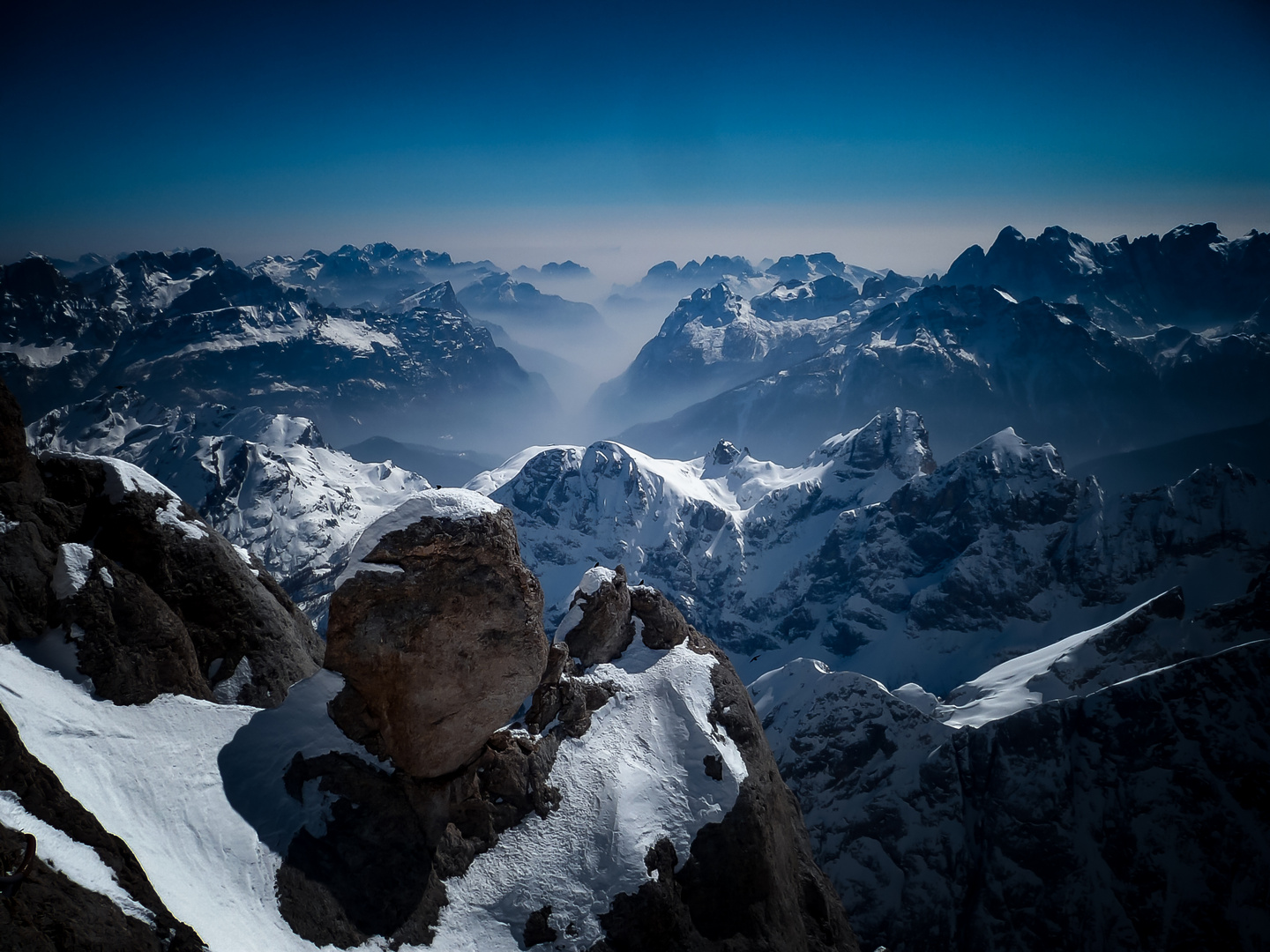 Ausblick vom Punta Rocca auf die Gipfel um die Marmolada, der Königin ...