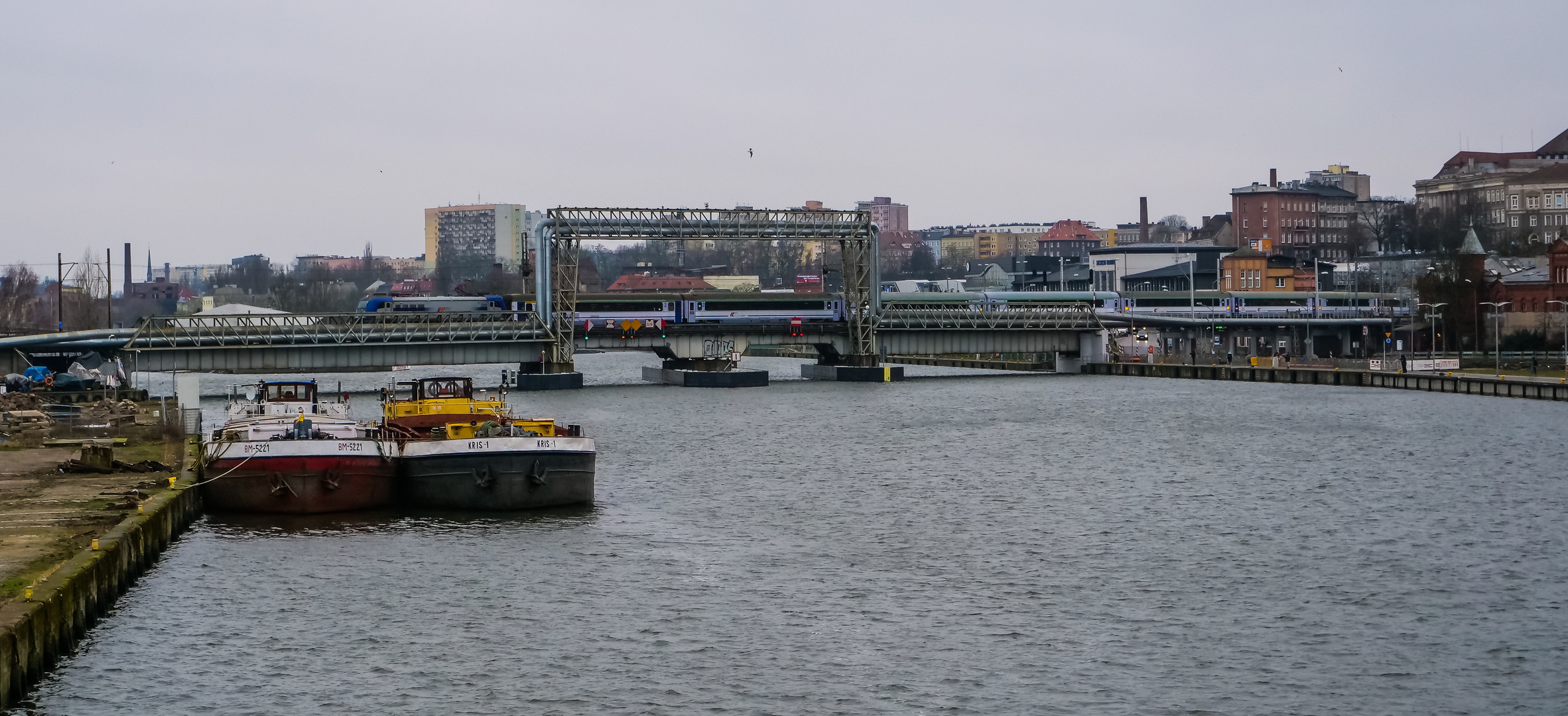Ausfahrt IC 83100 Foto & Bild | fluss, brücke, eisenbahnbrücke Bilder ...