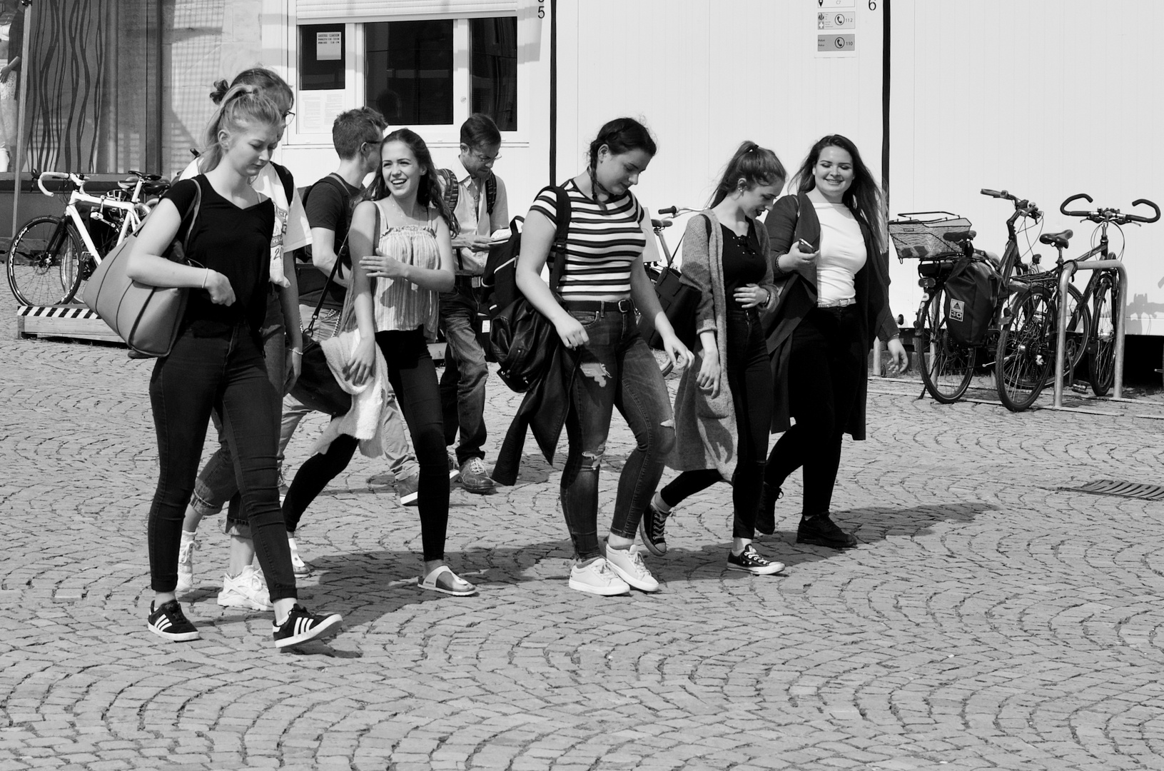 Ausgelassene Unterhaltung Foto & Bild | erwachsene menschen, streetfotografie mit menschen ...