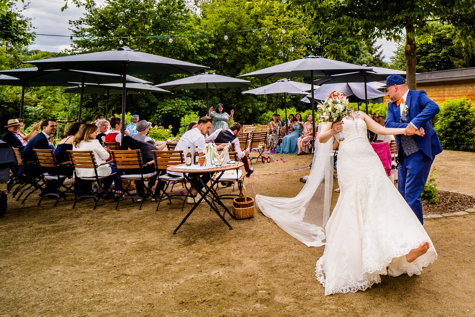 Auszug des Brautpaares bei einer Hochzeit in Mainz Foto & Bild | hochzeit, wedding, fotos Bilder ...