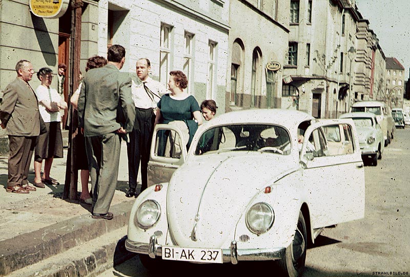 auto vor hochzeitsgruppe geparkt (links: heinz ruehmann, mitte: albert ...