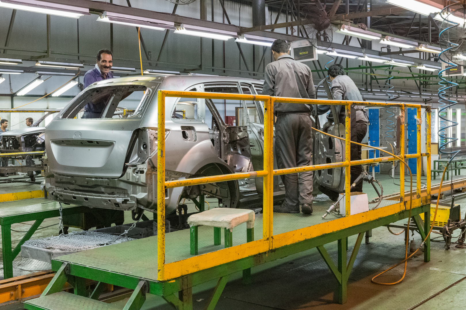 Autoproduktion auf Sparflamme Foto & Bild | iran, bam, autoproduktion ...