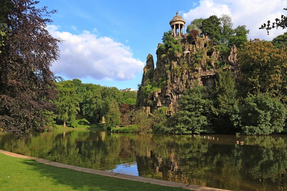 Aux Buttes Chaumont photo et image | jardins, france, paris Images ...