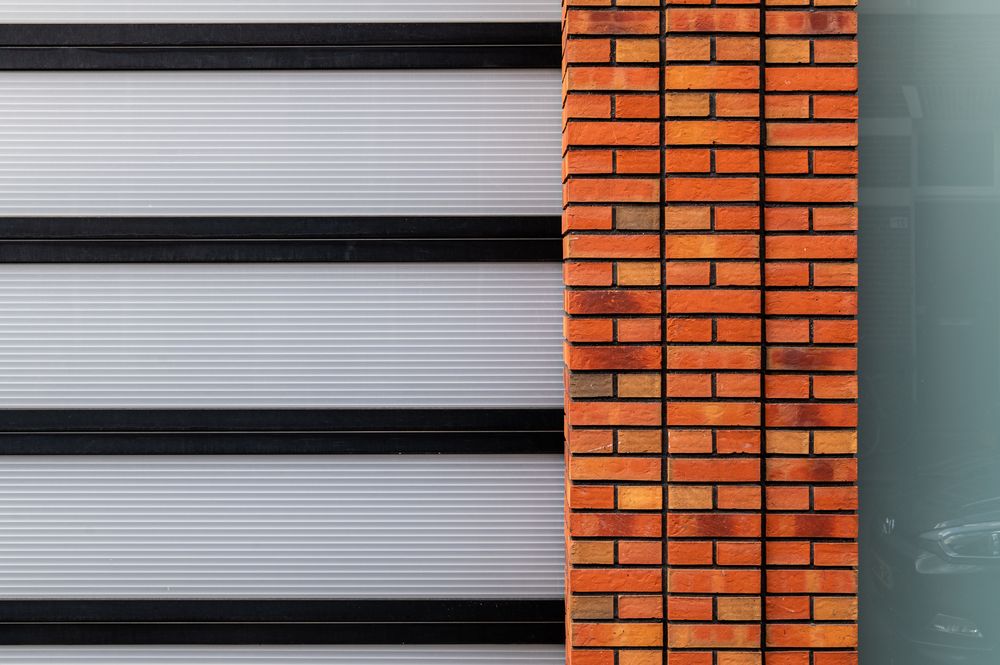 Backstein und Jalousie Foto & Bild | fenster, fassade, backstein Bilder ...