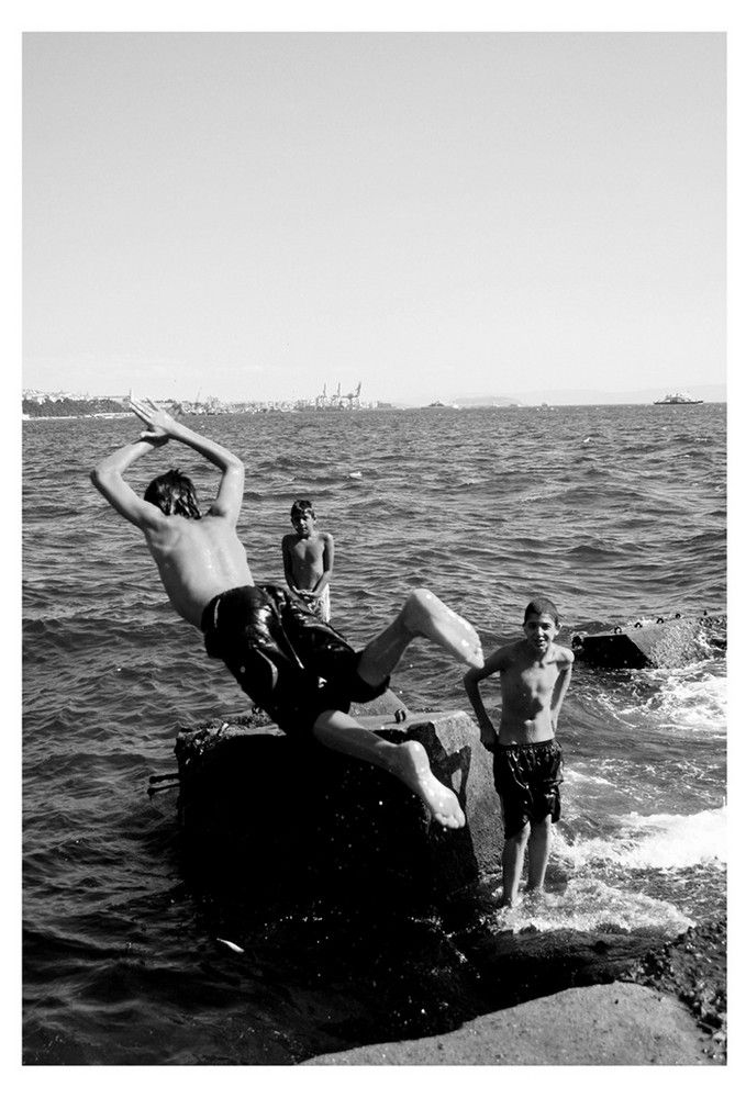 Badende Jungen am Bosporus Foto & Bild | kinder, menschen Bilder auf ...