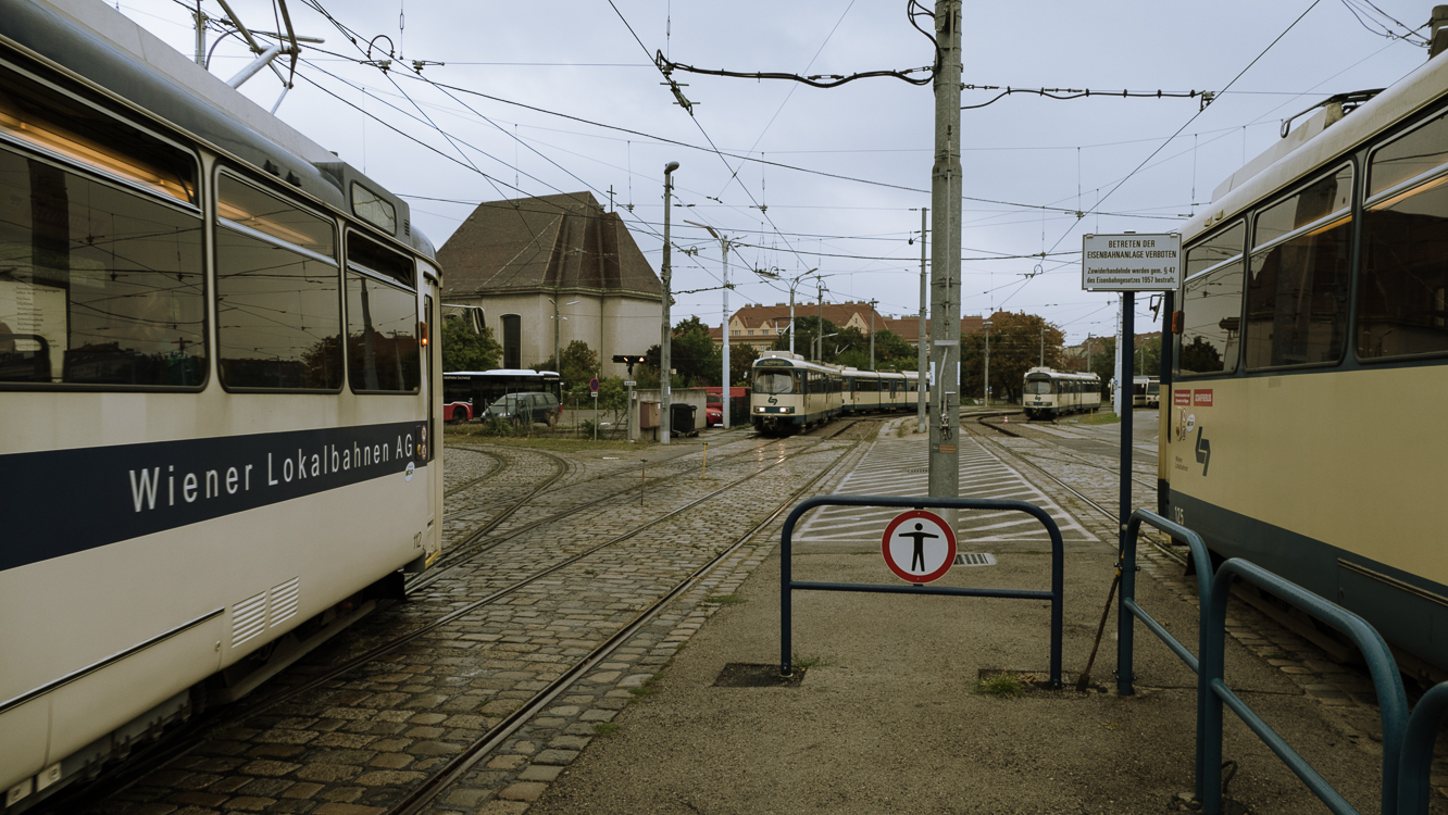 Badner-Bahn (3) Foto & Bild | architektur, bahnhöfe & gleise ...