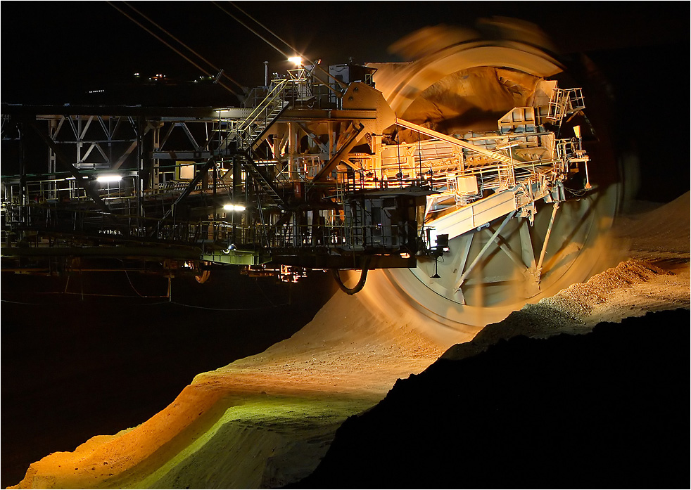 Bagger 258 Foto & Bild | industrie und technik, industrie nachts ...