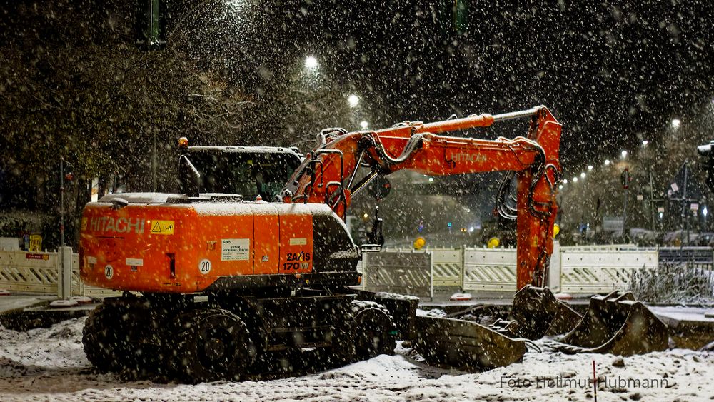 BAGGER IM SPÄTHERBST DER ZEIT VORAUS Foto & Bild | winter, schnee ...
