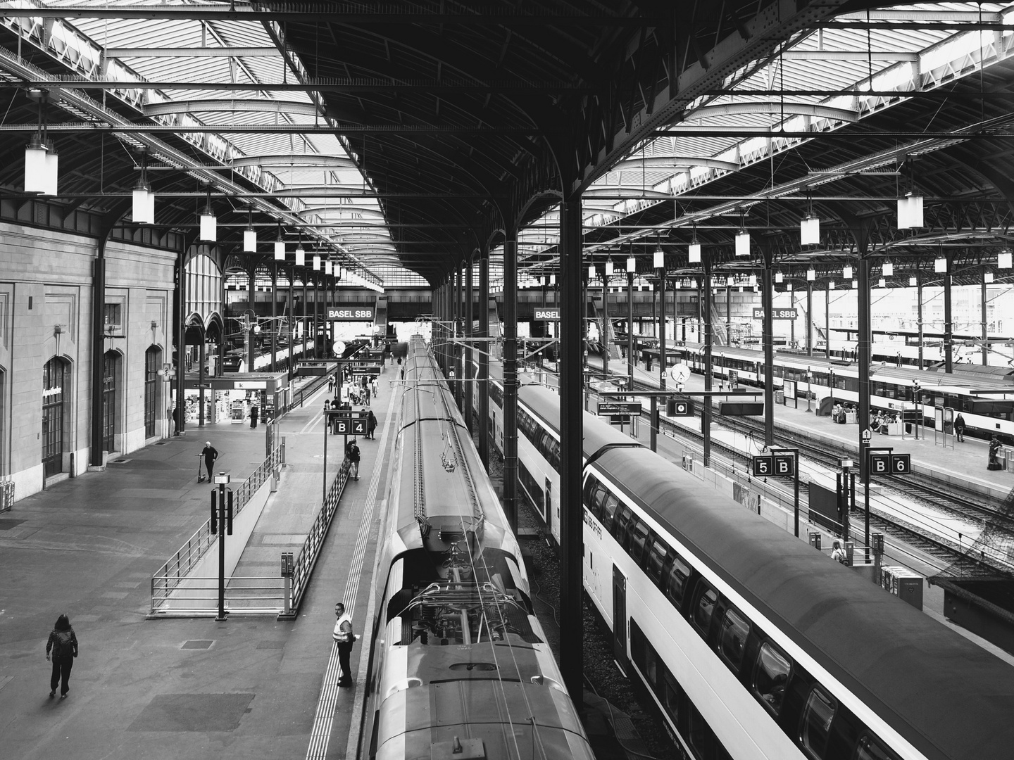 Bahnhof Basel SBB Foto & Bild | bw, people, street Bilder auf fotocommunity