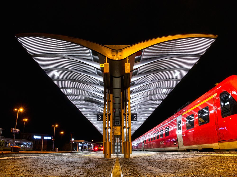 Bahnhof Bayreuth@night Foto & Bild | architektur, architektur bei nacht ...