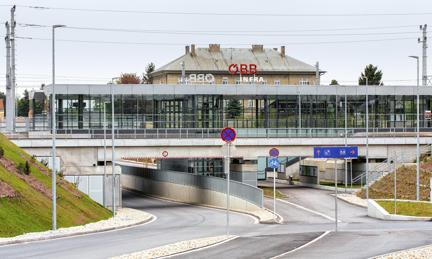 Bahnhof Strasshof Foto & Bild | architektur, bahnhöfe & gleise, profanbauten Bilder auf ...