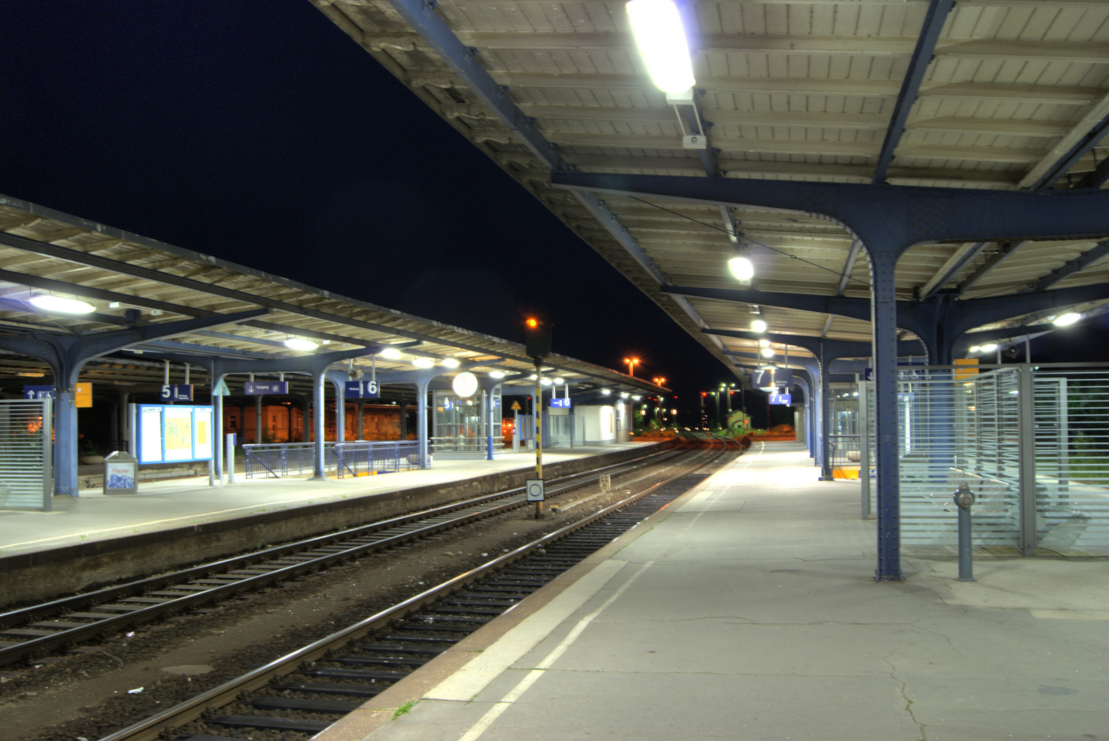 Bahnhof Zeitz Foto & Bild | architektur, architektur bei nacht, bahnhof ...
