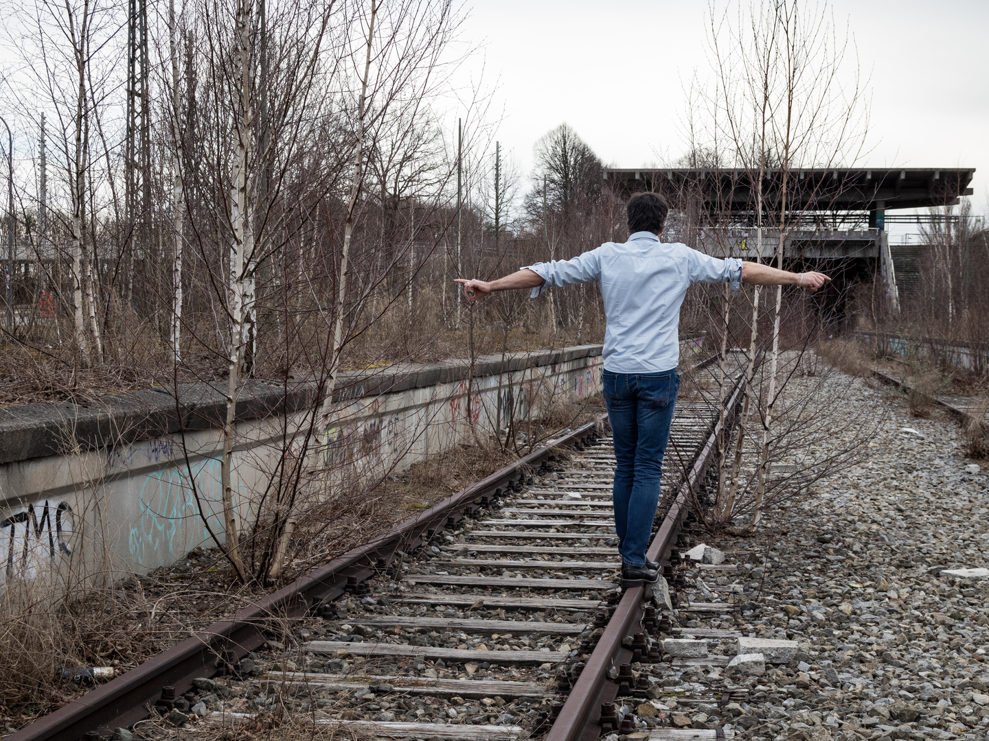 Balanceakt Foto & Bild | architektur, erwachsene menschen, lost places Bilder auf fotocommunity