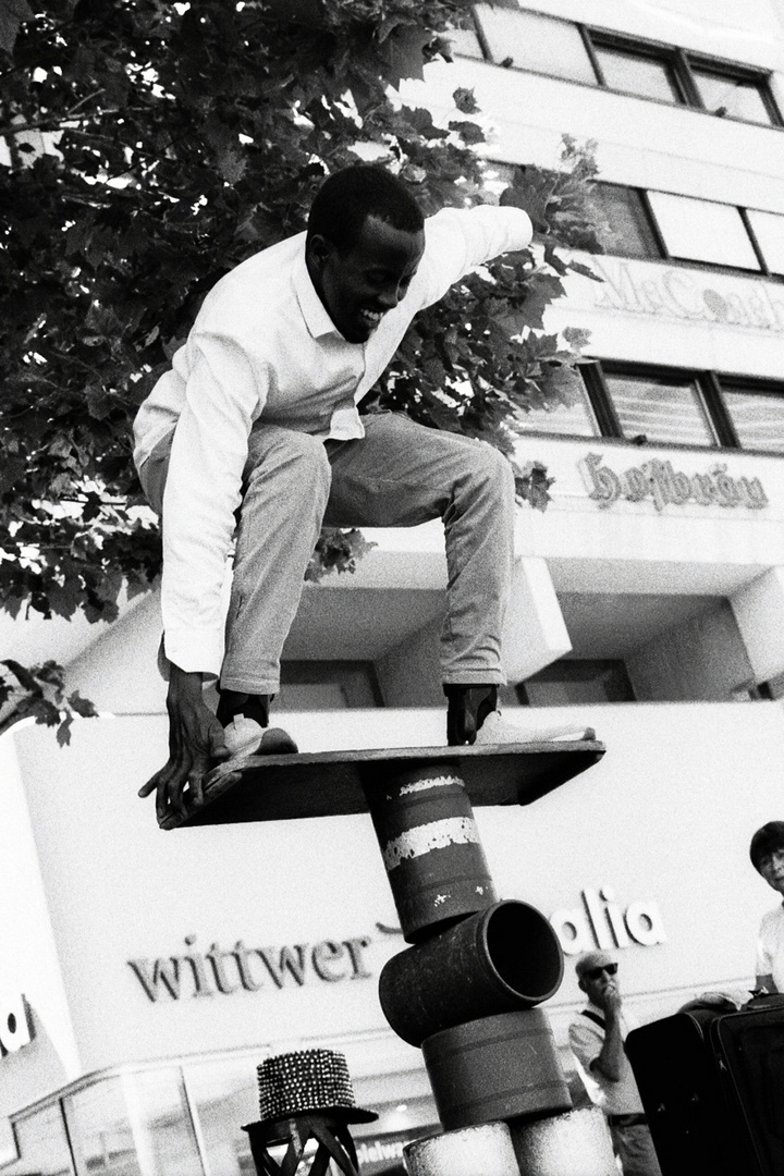Balanceakt Foto & Bild | streetfotografie mit menschen, street, menschen Bilder auf fotocommunity