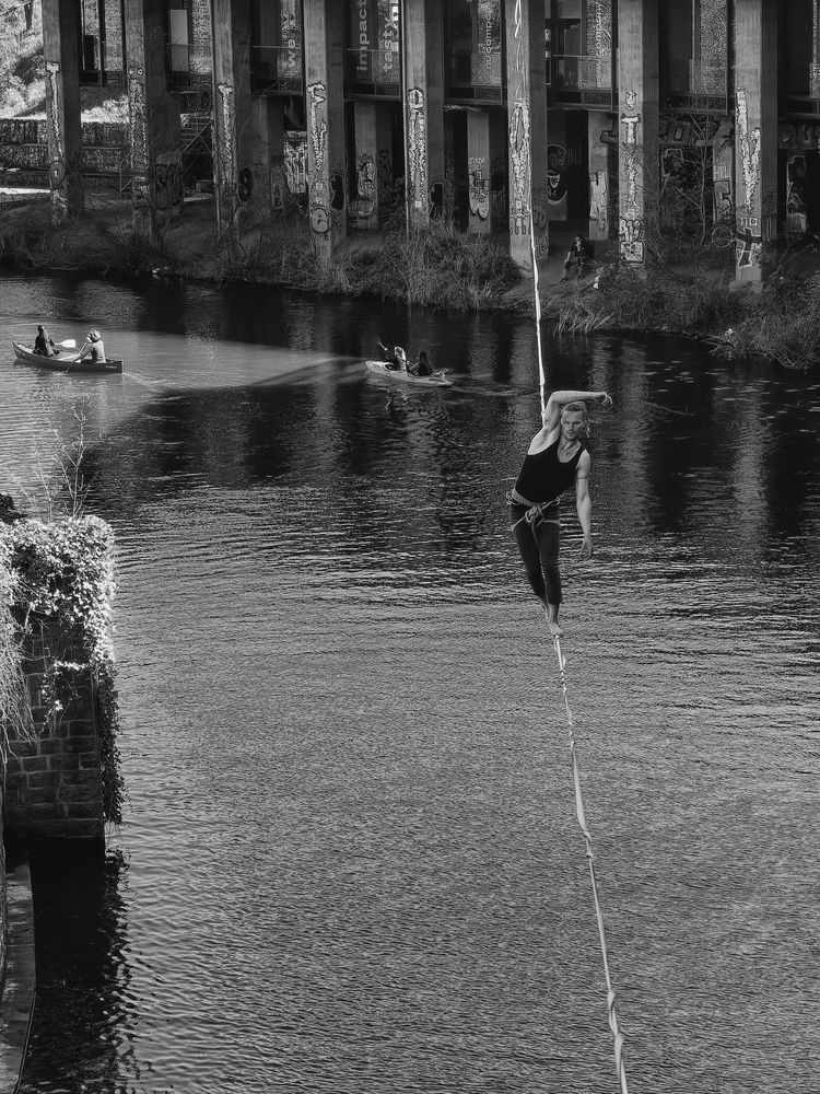 Balanceakt Foto & Bild | sport, bw, street Bilder auf fotocommunity