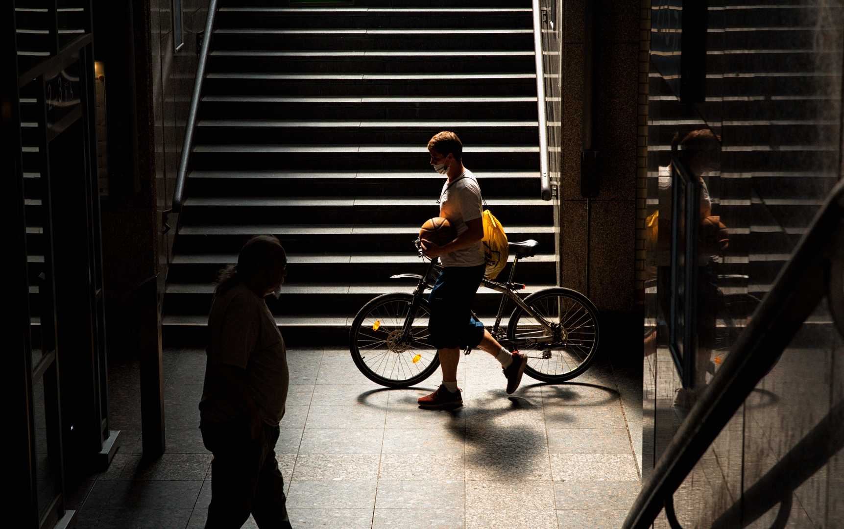 Ball Foto & Bild | streetfotografie mit menschen, fotokunst, dokumentation Bilder auf fotocommunity