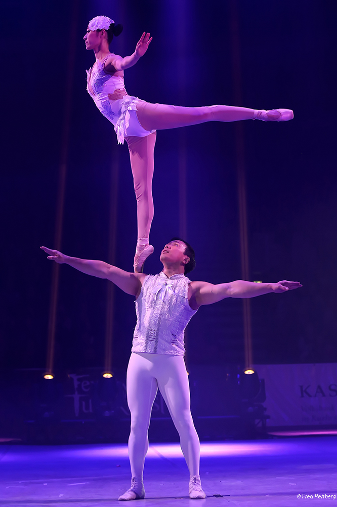 Ballet on shoulder - Akrobatik Ballett - Feuerwerk der Turnkunst 2016 ...