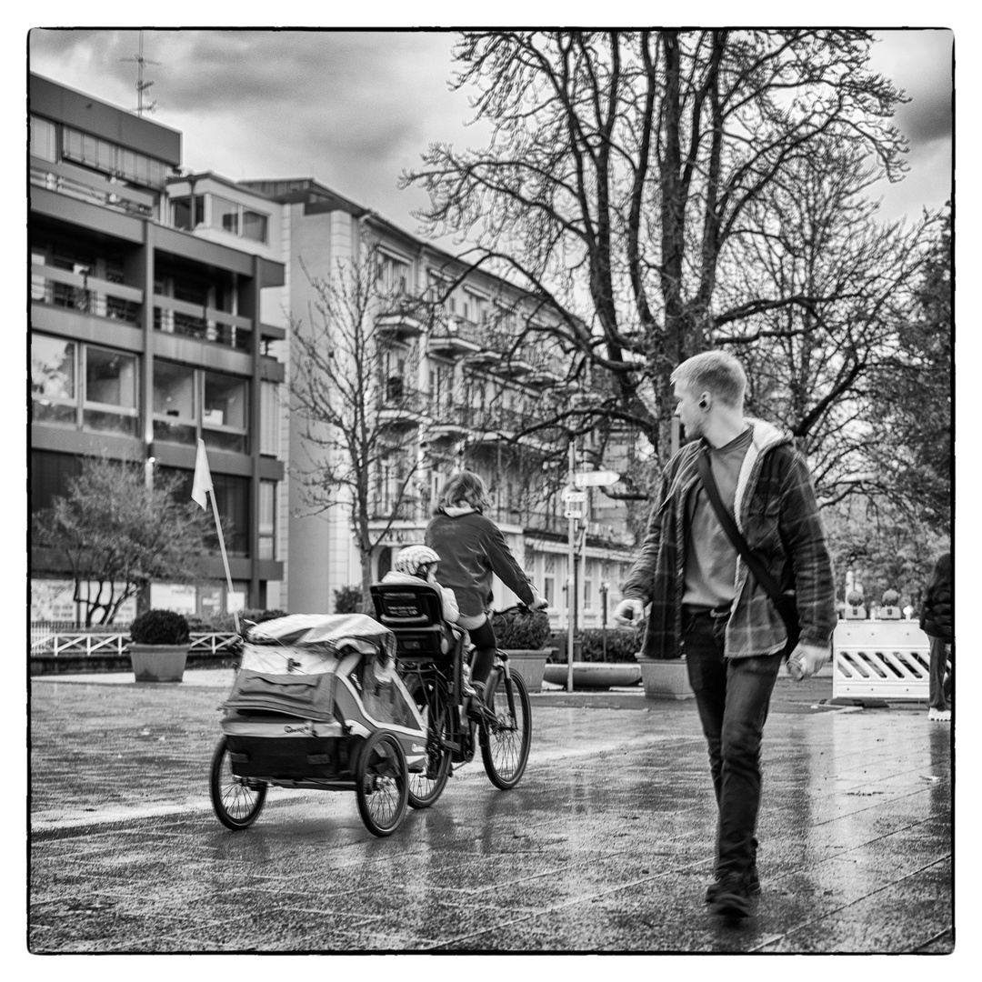 Bambiniexpress in der Fußgängerzone Foto & Bild | erwachsene menschen, streetfotografie mit ...