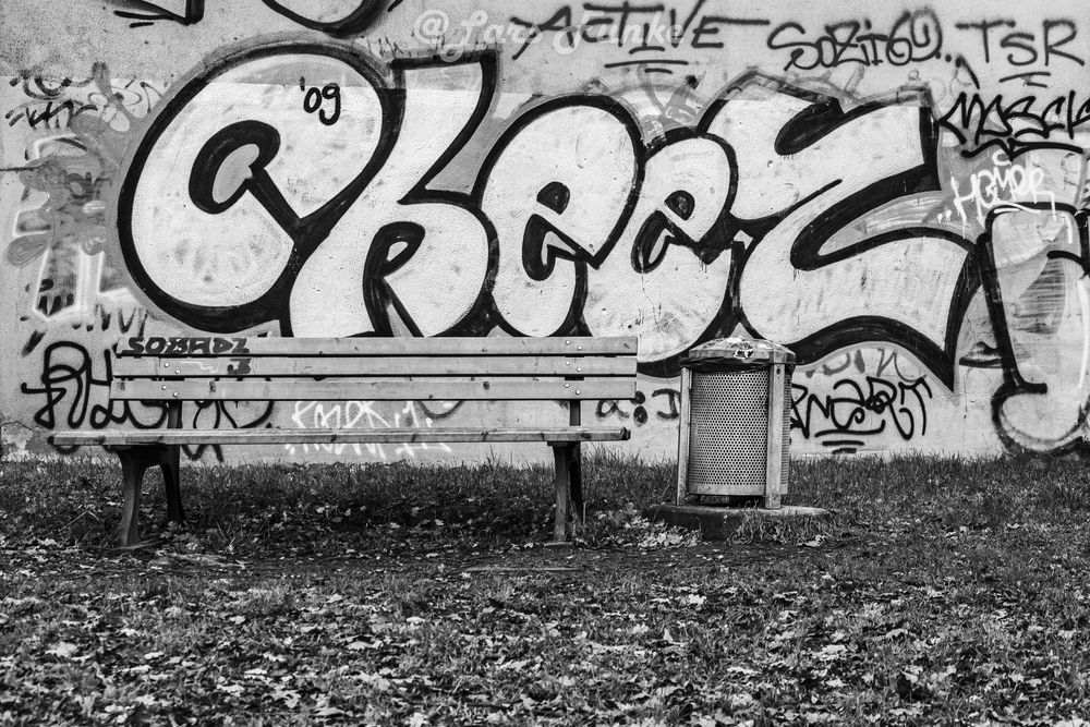 Bank, Mülleimer, Graffiti Foto & Bild | architektur, streetart ...