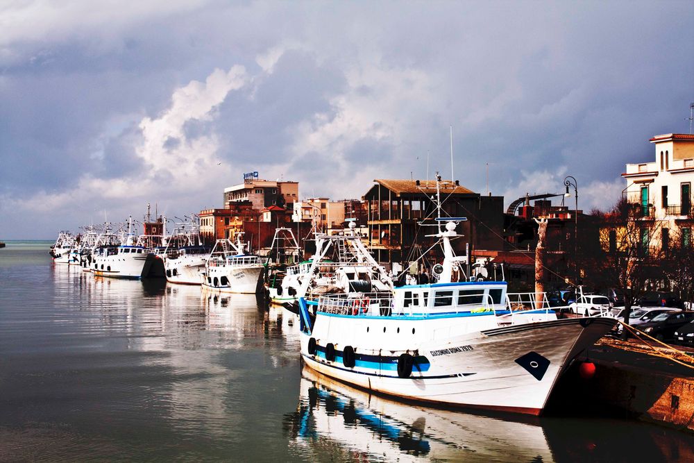 Barche a Fiumicino Foto % Immagini| paesaggi, mare, porto Foto su ...
