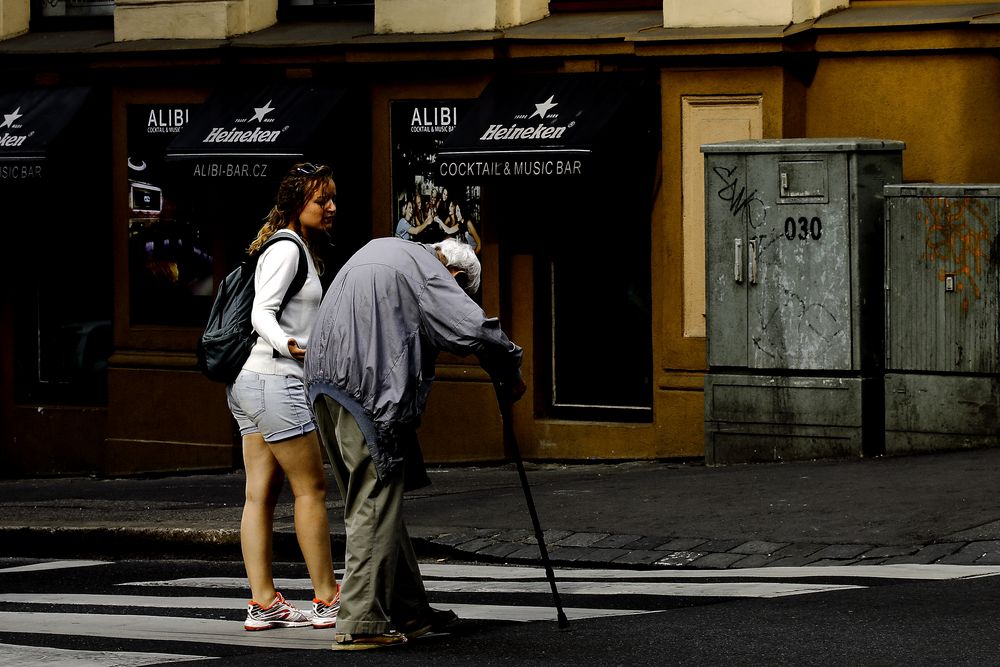 barmherzig Foto & Bild | streetfotografie mit menschen, kommunikation; grafik; szenen;, menschen ...