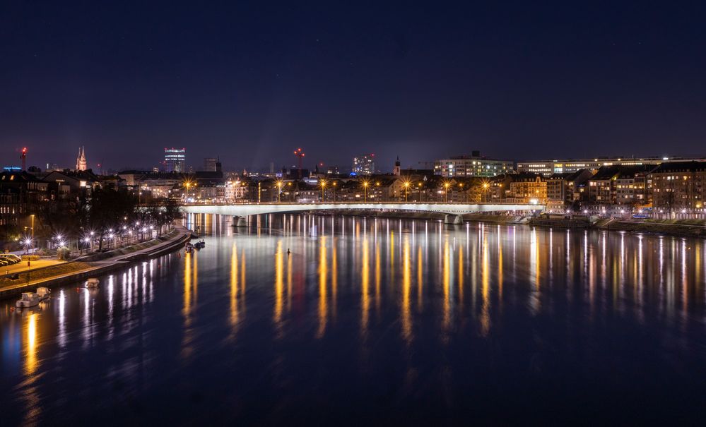 Basel am Rhein bei Nacht Foto & Bild | streetfotografie ohne menschen ...